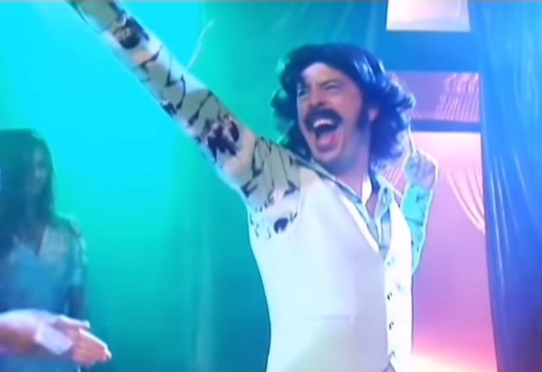 Foo Fighters faz cover de 'You Should Be Dancing' dos Bee Gees - Ligado ...